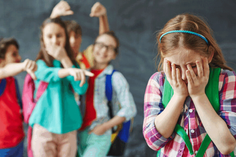 Wat is het verschil tussen plagen en pesten? - Vadersenmoeders